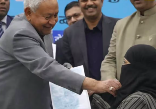 Hijab Controversy: हिजाब विवाद, नीतीश कुमार के हिजाब हटाने वाले मामले ...